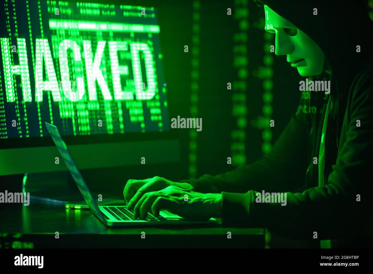 Hacker using green screen monitor hi-res stock photography and images - Alamy