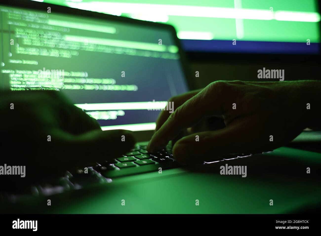 Hacker using green screen monitor hi-res stock photography and images - Alamy