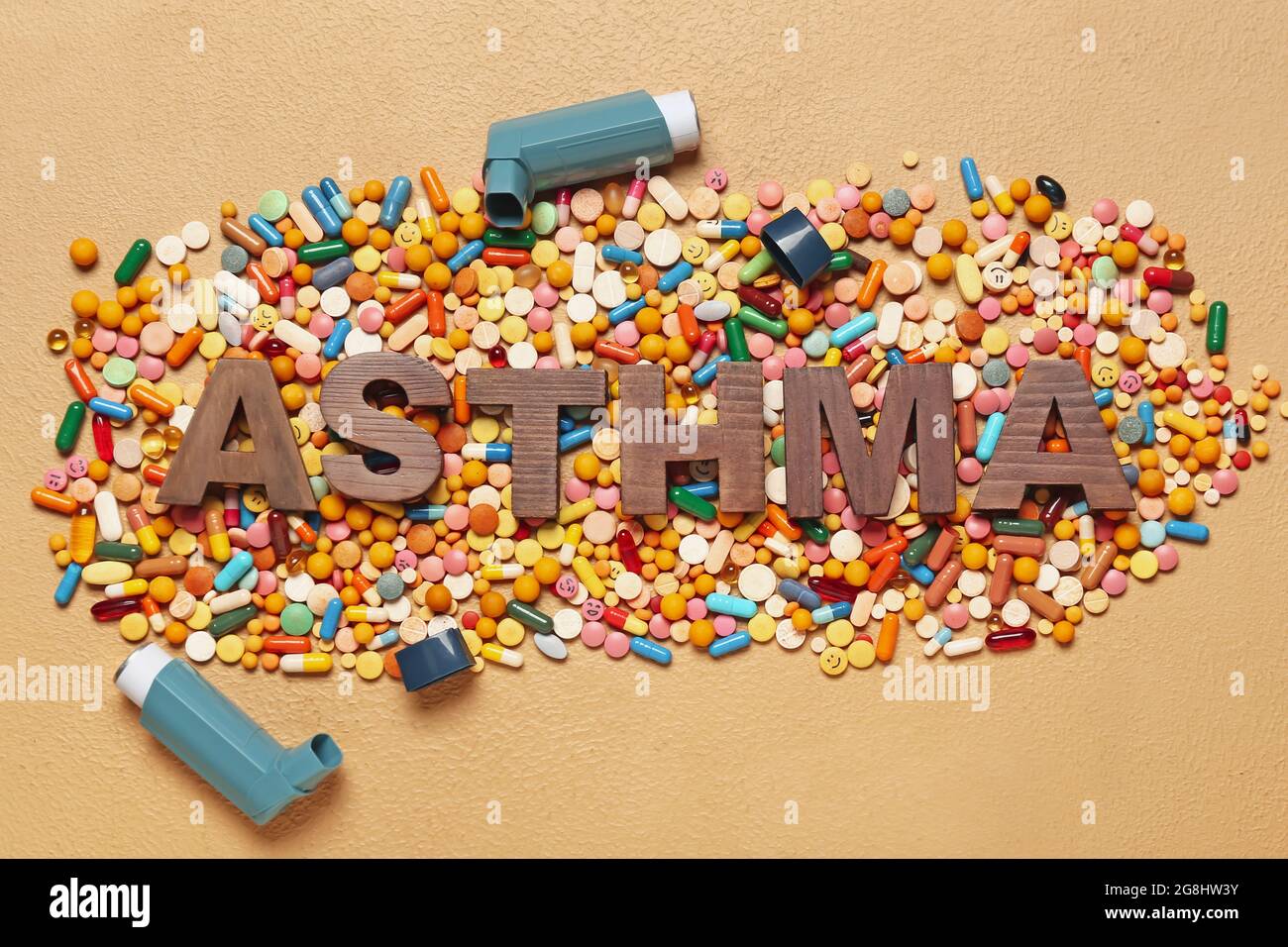 Word ASTHMA, inhalers and pills on color background Stock Photo - Alamy