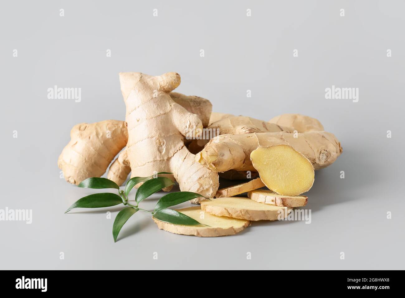 Ginger whole and slices hi-res stock photography and images - Alamy