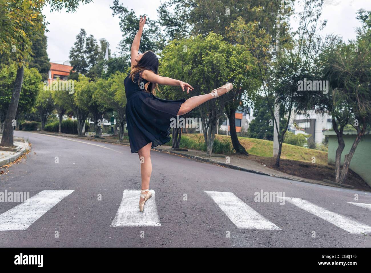 Arabesque ballet hi-res stock photography and images - Alamy