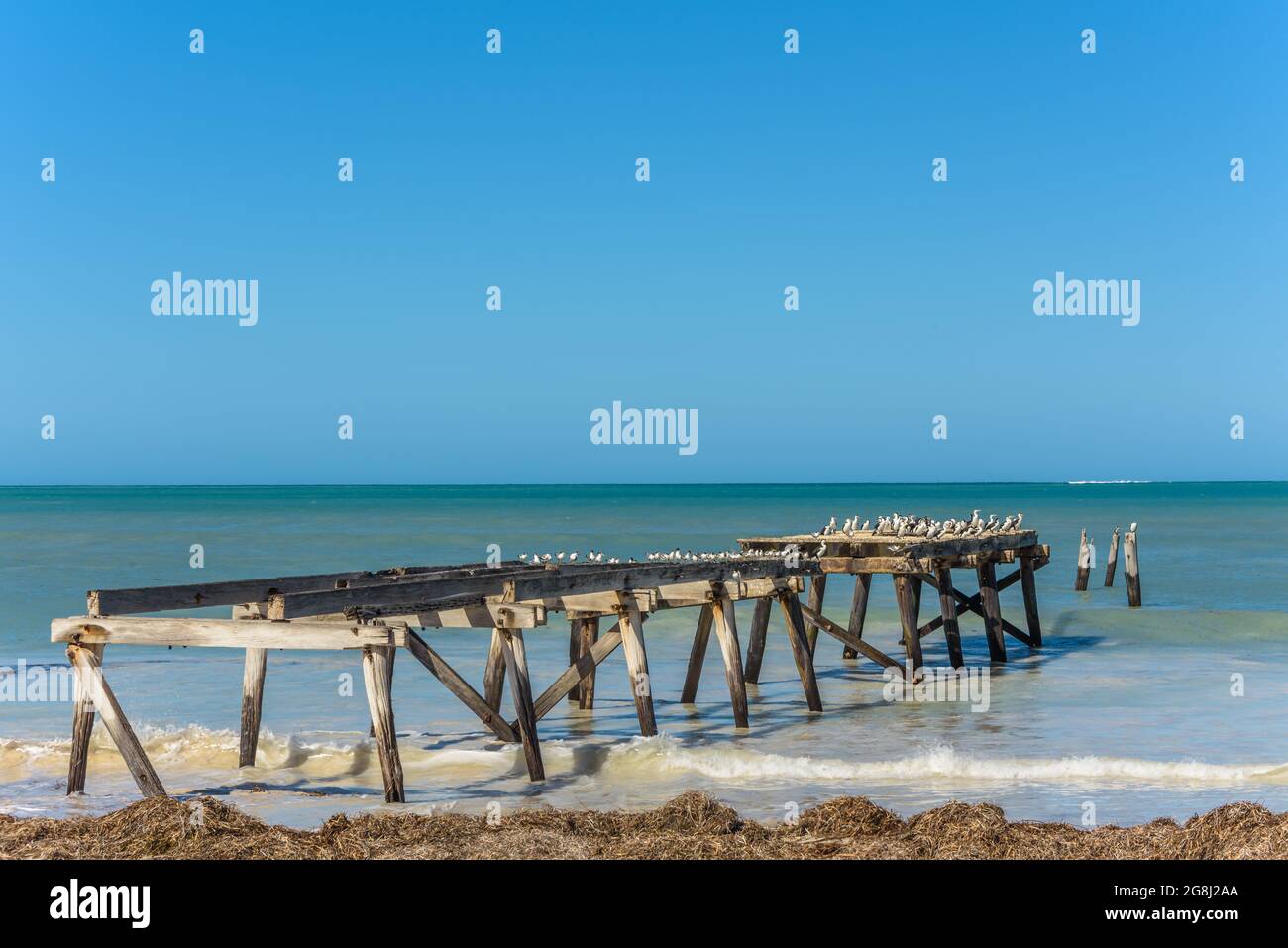 Abandoned jetty hi-res stock photography and images - Alamy