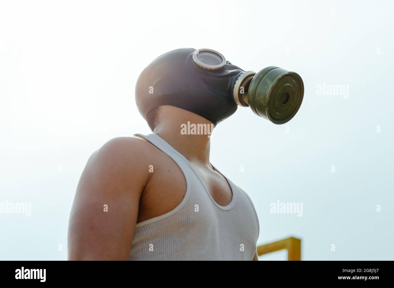 A muscular man in a gas mask. Pademic concept Stock Photo - Alamy