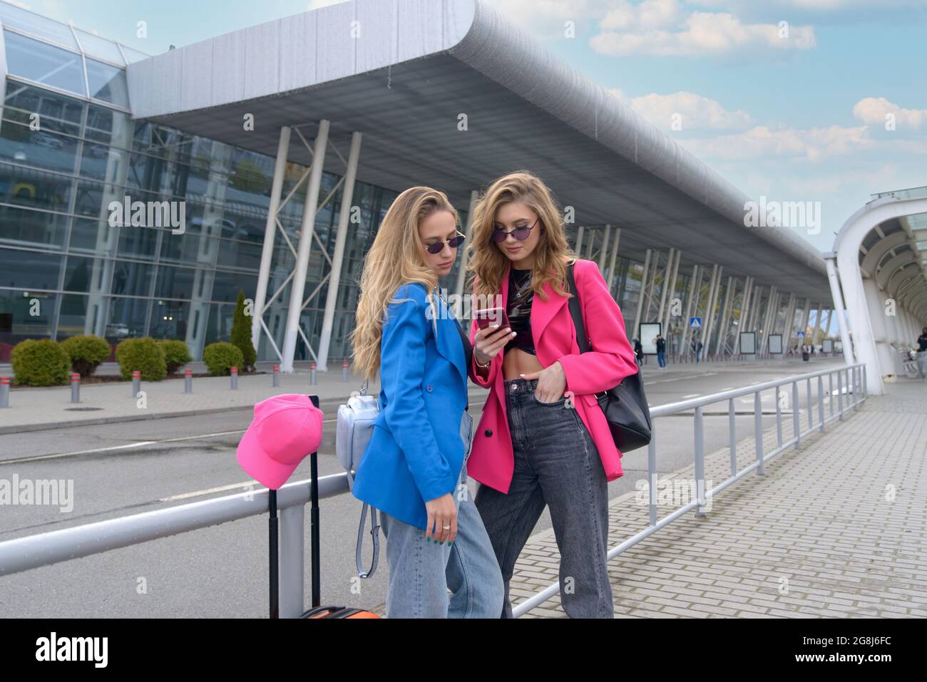 Summer airport girls happy friends hi-res stock photography and images ...