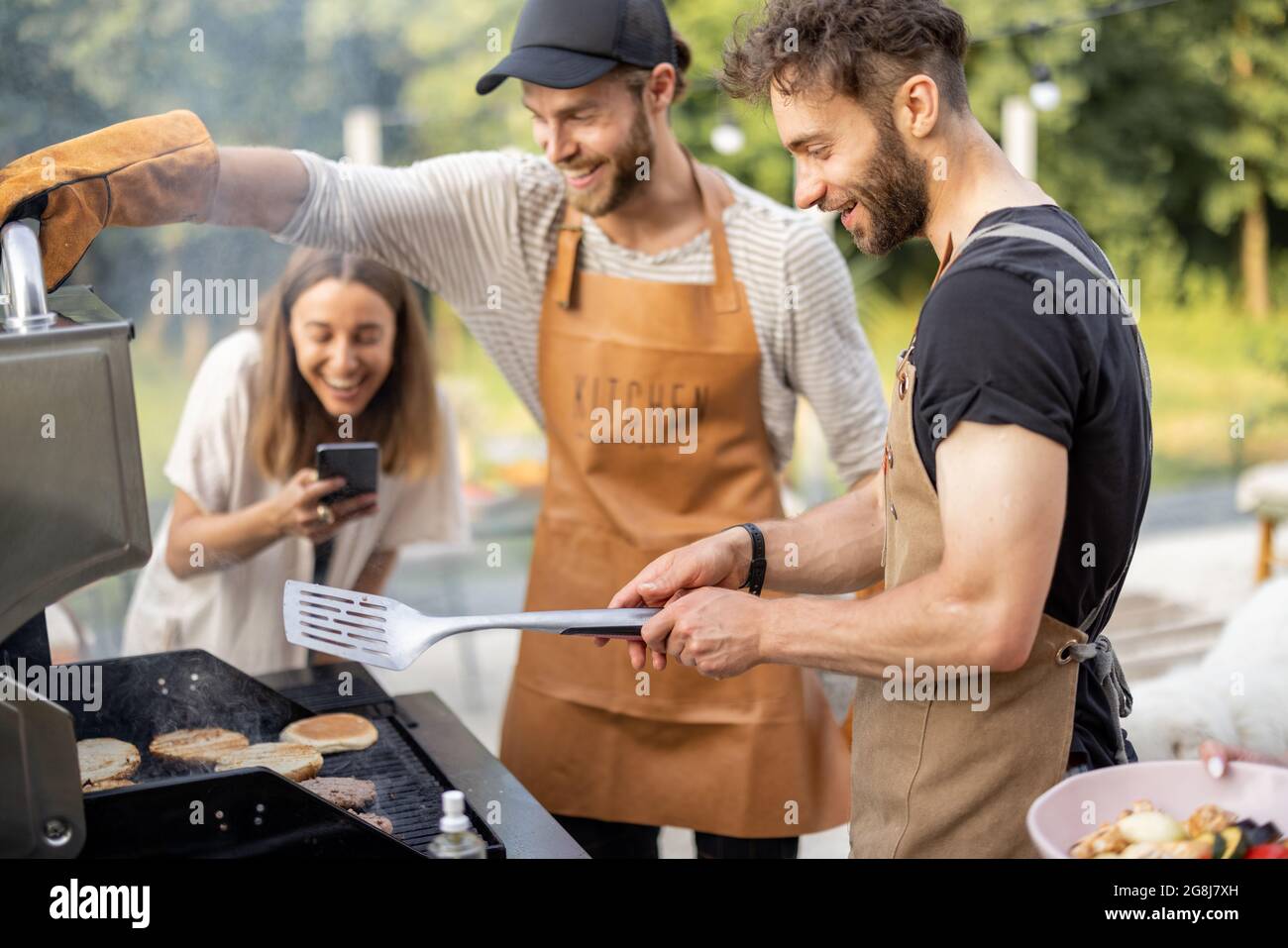Friends cooking barbeque hi-res stock photography and images - Alamy