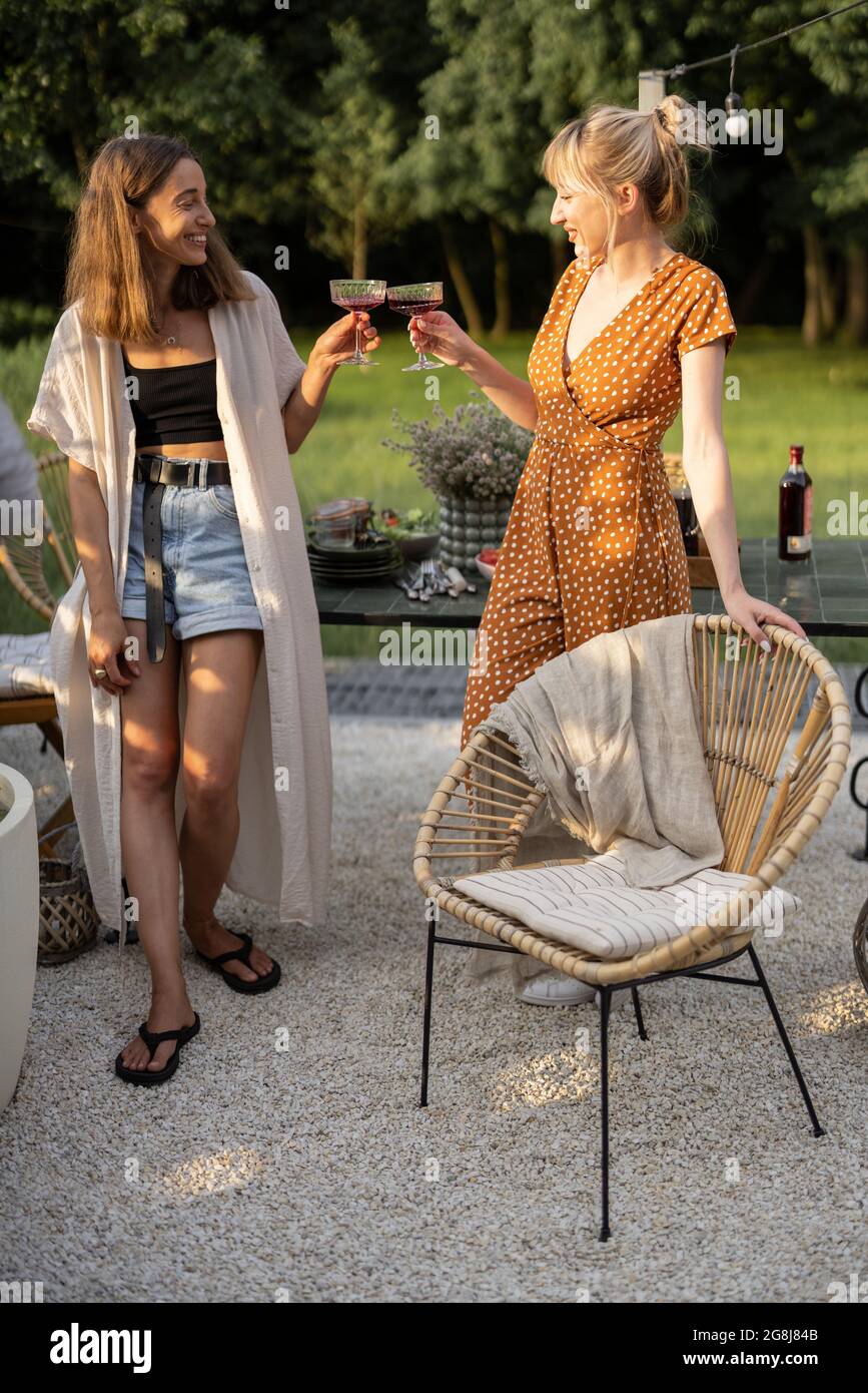 Two girls hanging out hi-res stock photography and images - Alamy