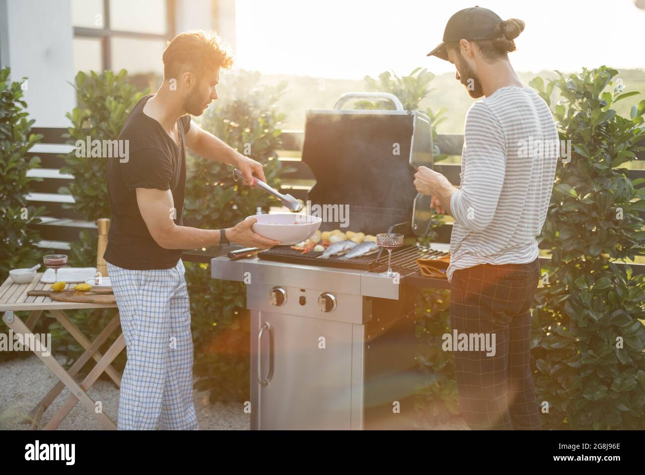 Guy grilling backyard on hi-res stock photography and images - Alamy