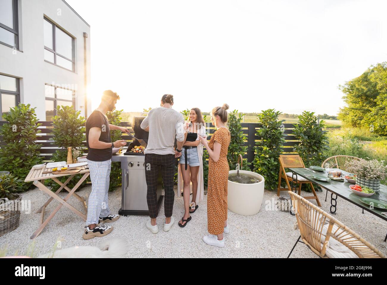 Backyard barbecue with friends hi-res stock photography and images - Alamy