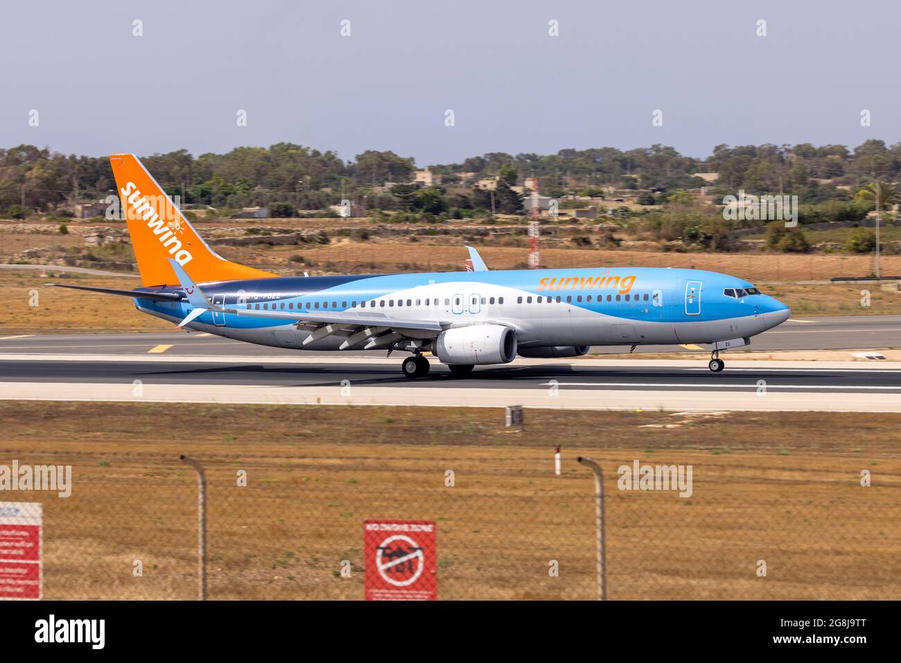 Sunwing airlines plane hi-res stock photography and images - Alamy