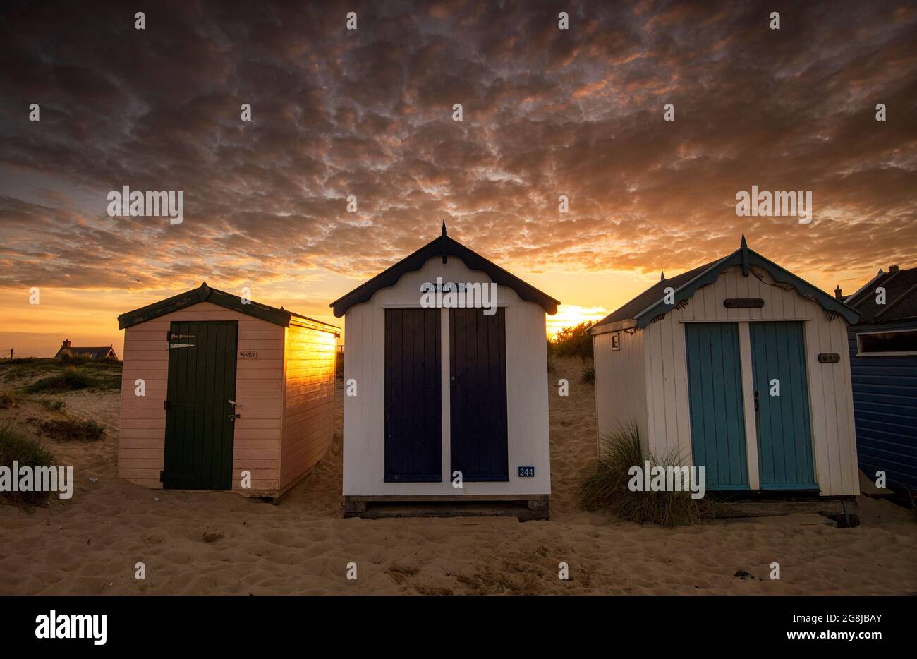 Suffolk sunset beach hut hi-res stock photography and images - Alamy