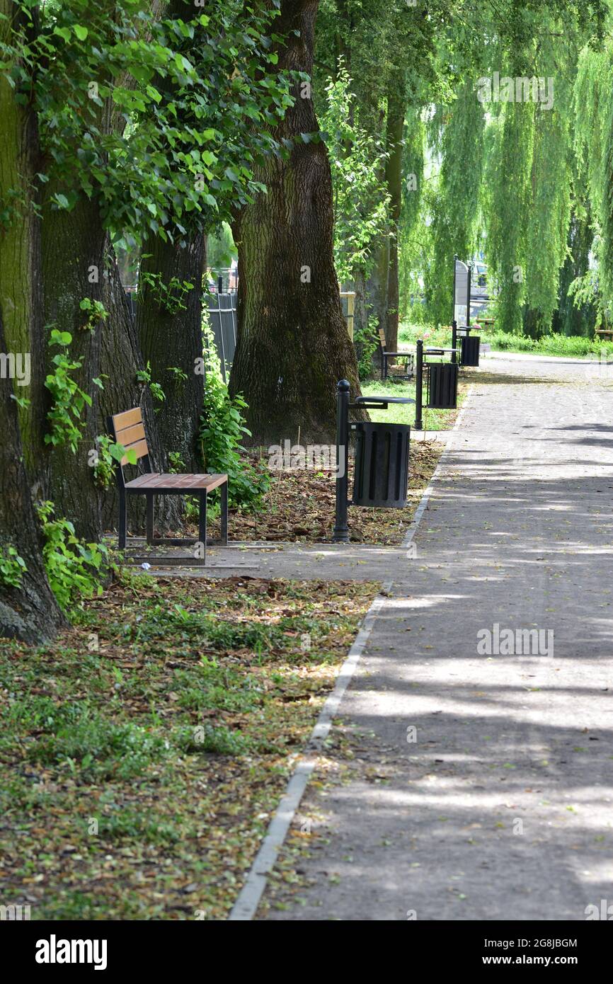 Bin in alley hi-res stock photography and images - Alamy