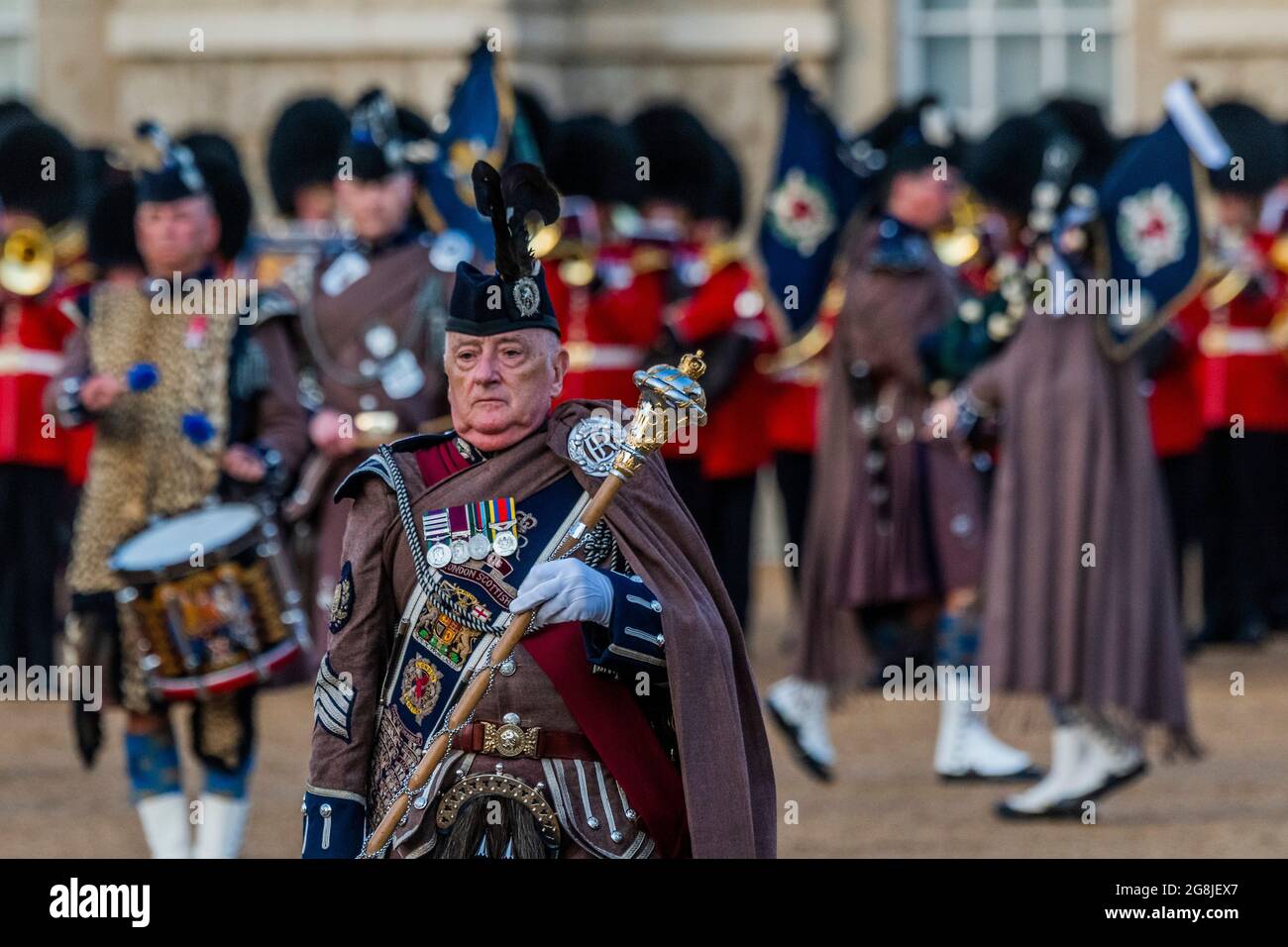 Pipes of the 1st battalion irish guards hi-res stock photography and ...