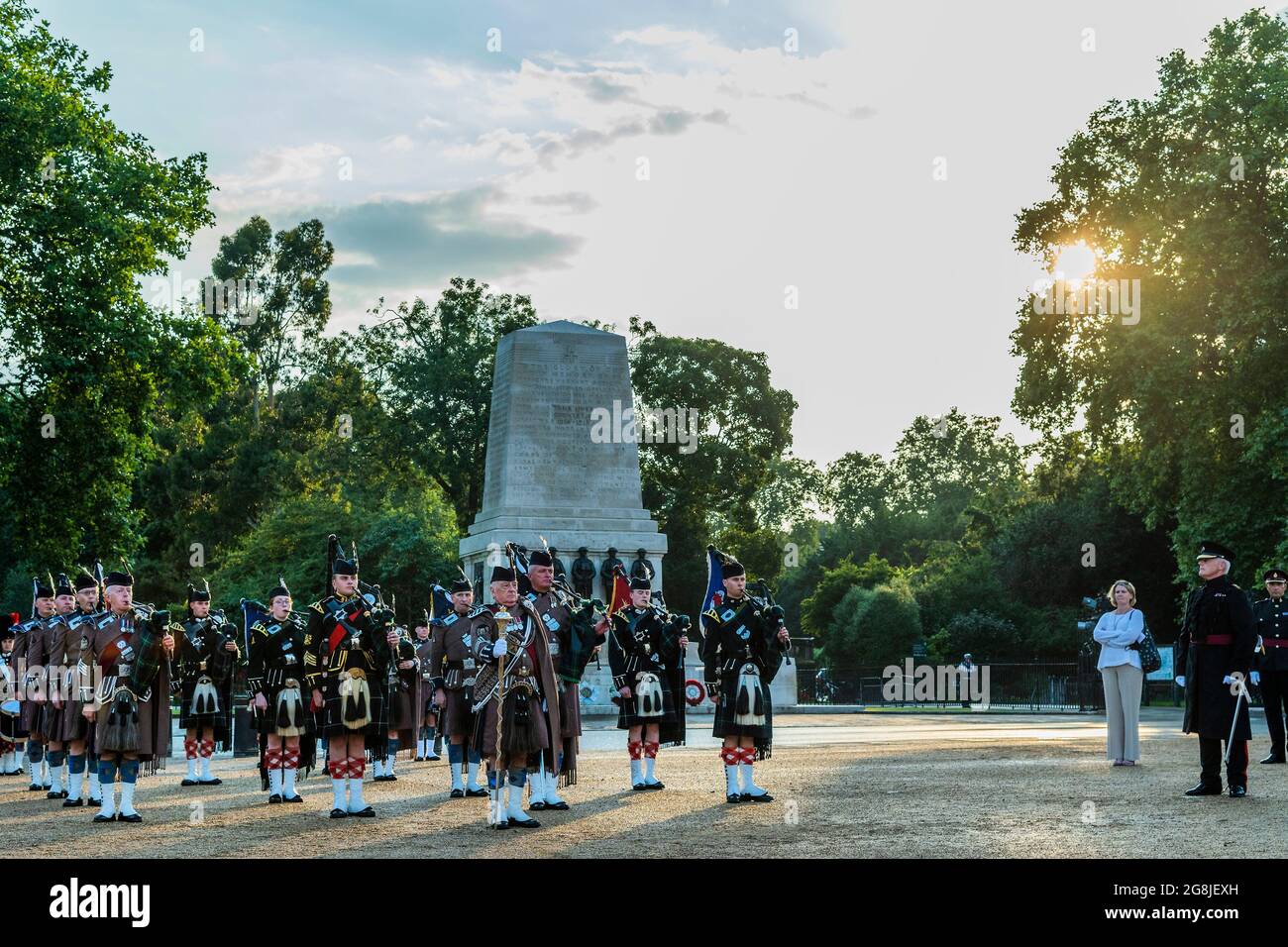 Pipes of the 1st battalion irish guards hi-res stock photography and ...