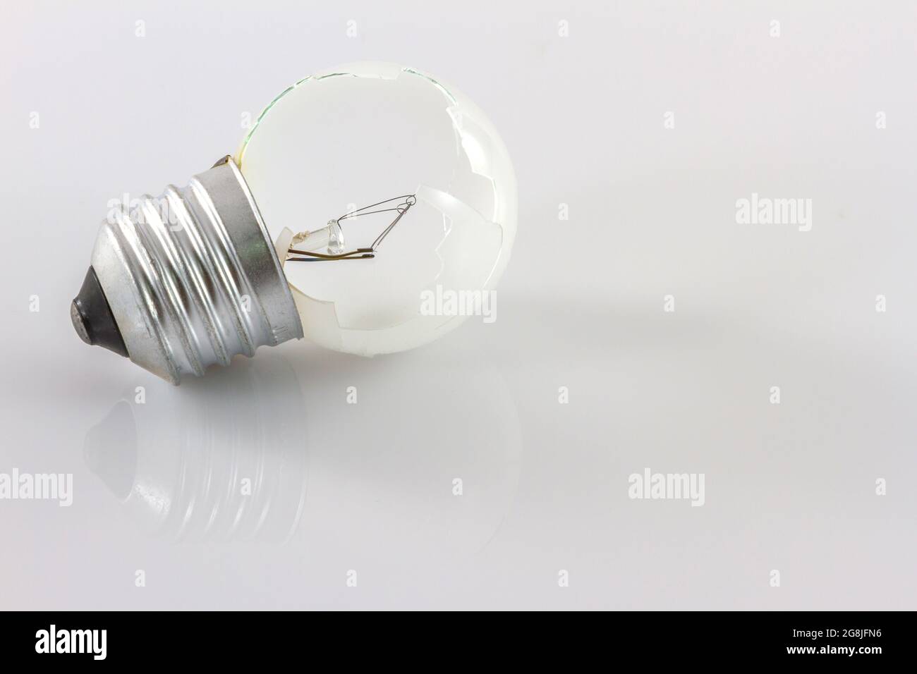 Broken bulb hi-res stock photography and images - Alamy