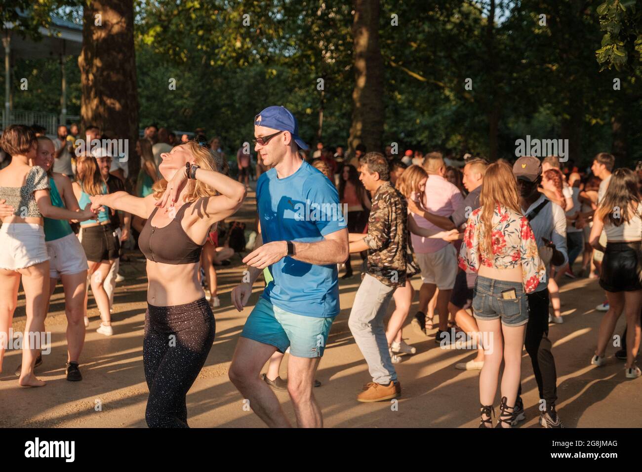 Londoners Enjoy the British summer heat Dancing and Roller Skating ...