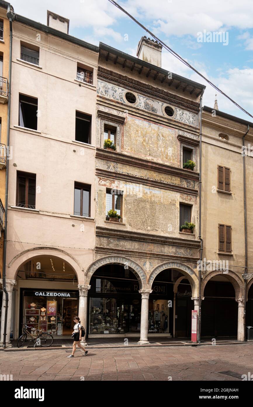 Medieval italian architecture hi-res stock photography and images - Alamy