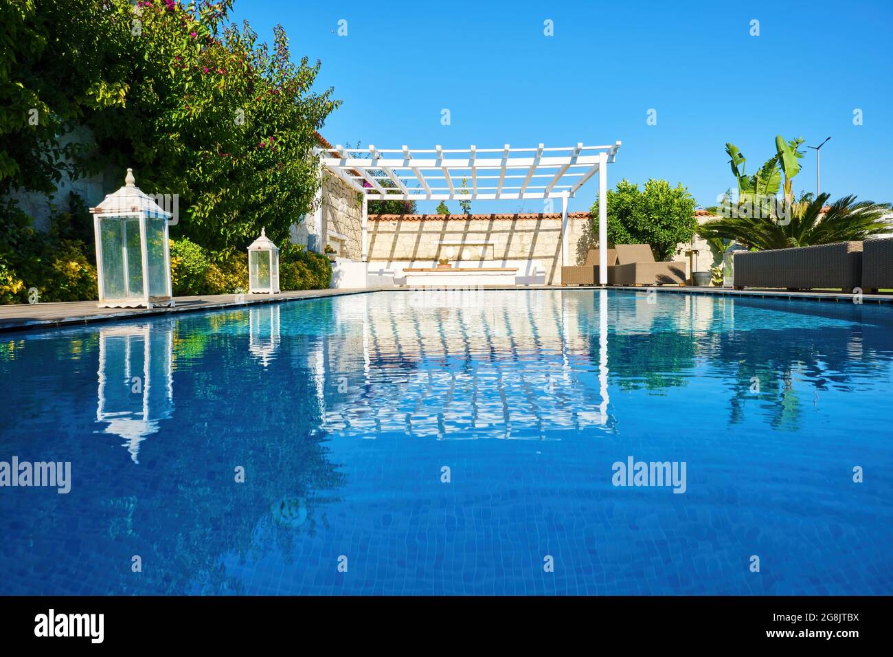 Pool and patio hi-res stock photography and images - Alamy