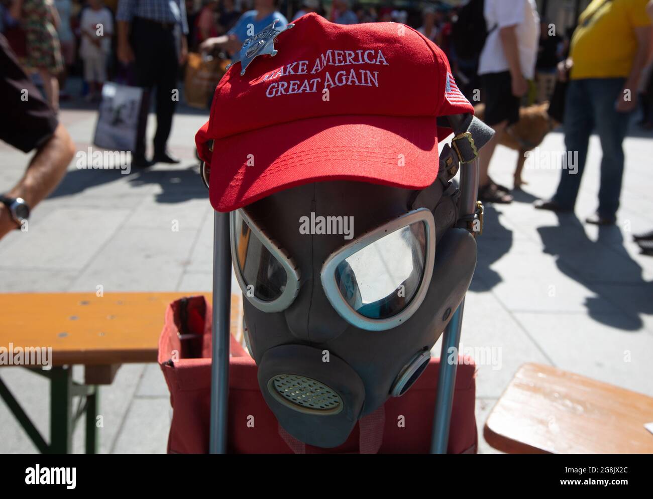 Gasmaske mit Make America Great Again Cappie gegen Donald Trump und US ...