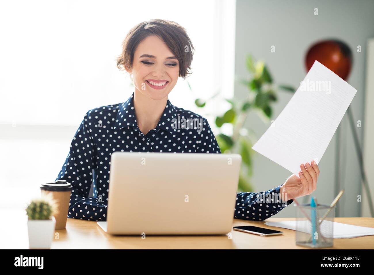 Photo portrait of business woman preparing documents working with ...