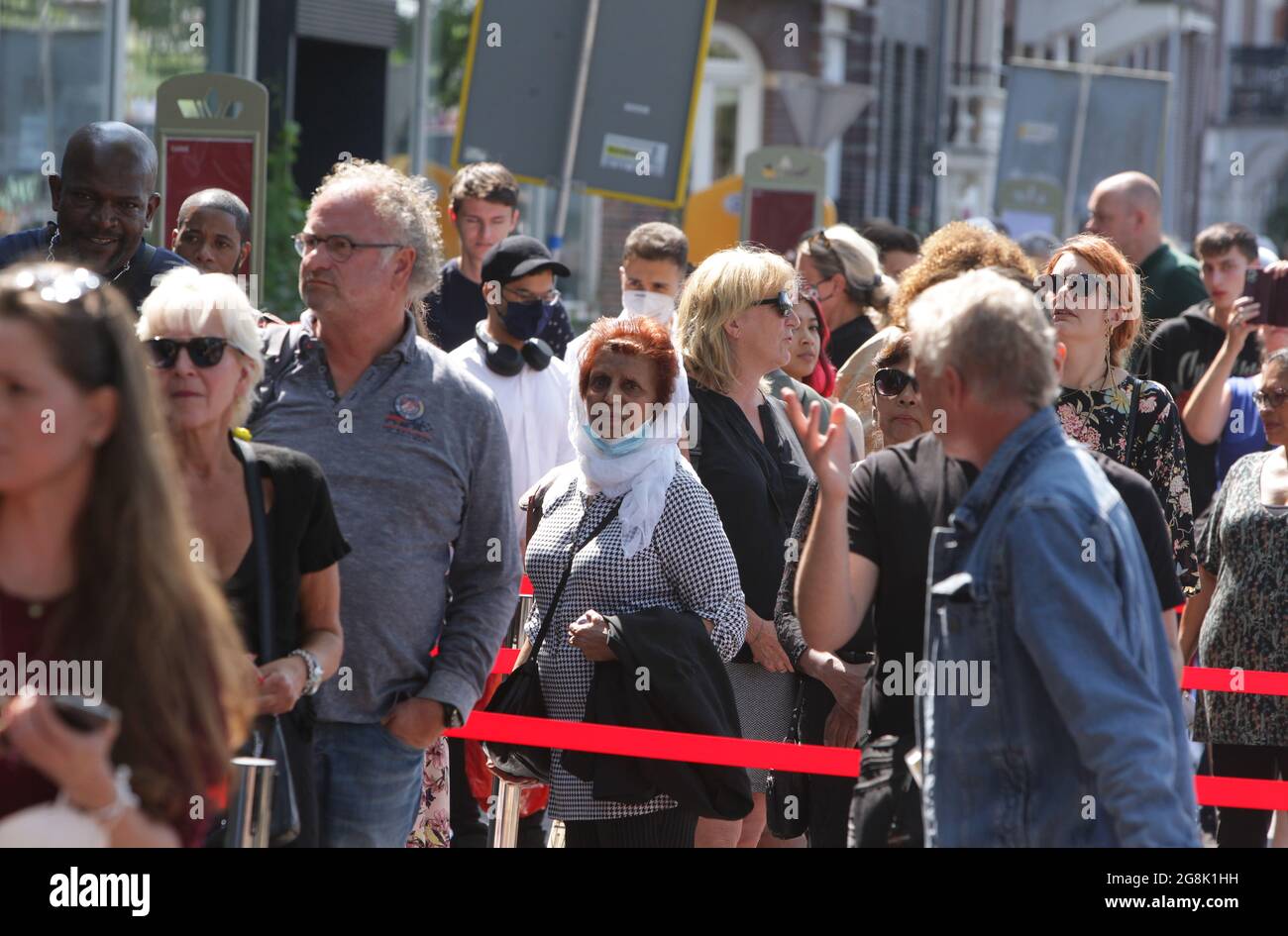 People queue in line to farewell of Dutch journalist Peter R. de Vries ...