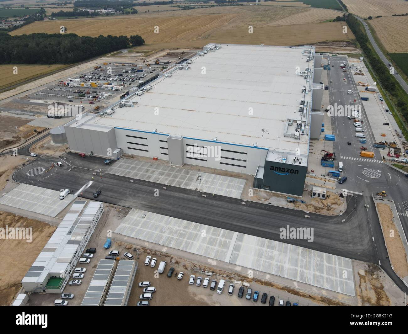 Construction of a new amazon logistics center hi-res stock photography ...
