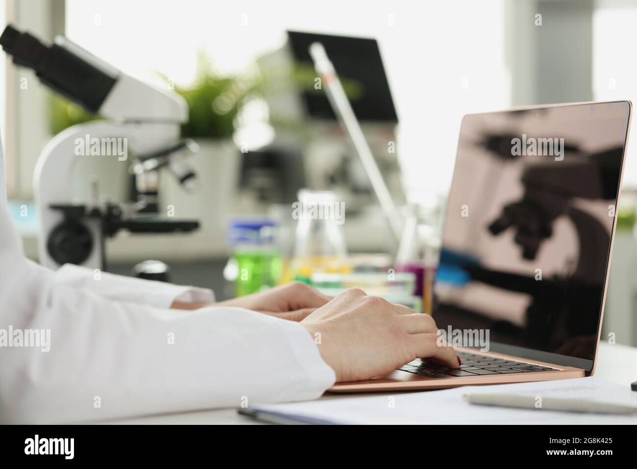 Forensic scientist working microscope hi-res stock photography and ...
