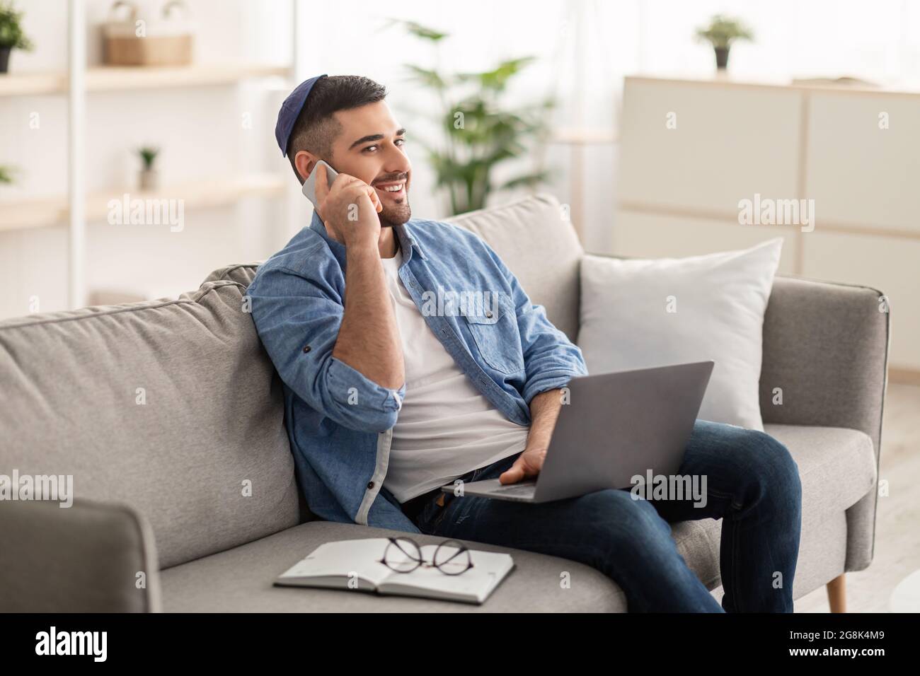 Man working on pc hi-res stock photography and images - Alamy