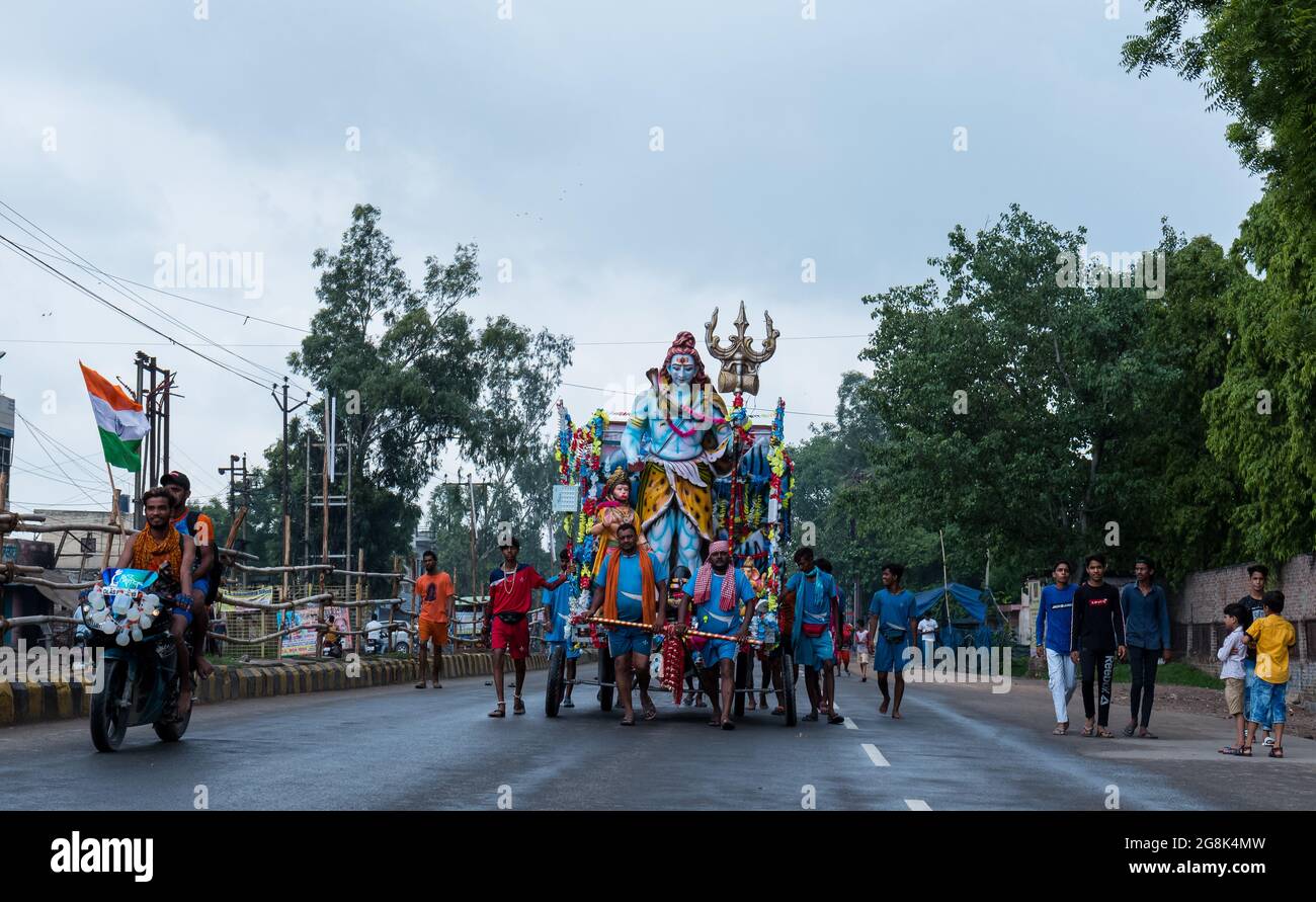GHAZIABAD, INDIA - JULY 2019: A hindu devotee carrying kanwar on their ...
