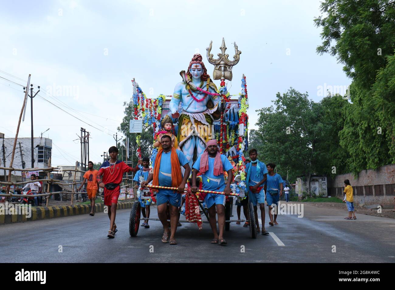 GHAZIABAD, INDIA - JULY 2019: A hindu devotee carrying kanwar on their ...