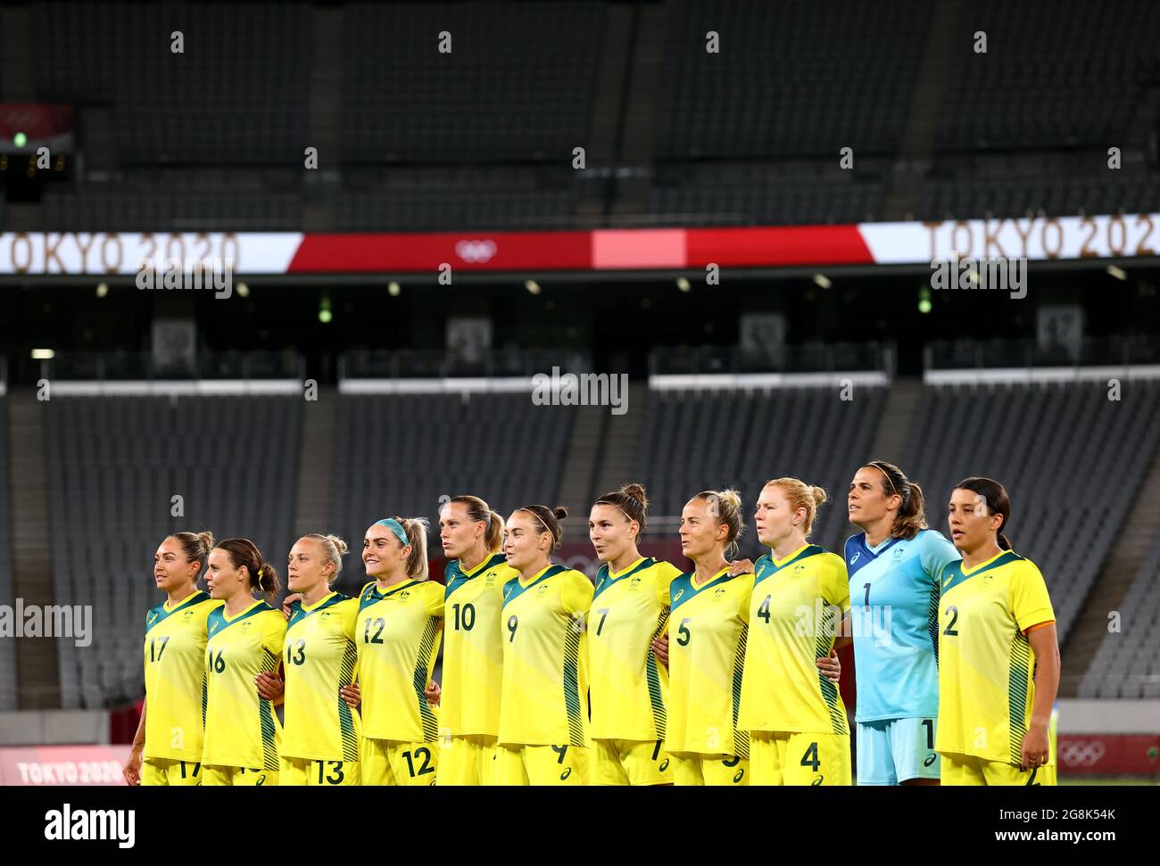 Soccer players line up women hi-res stock photography and images - Alamy