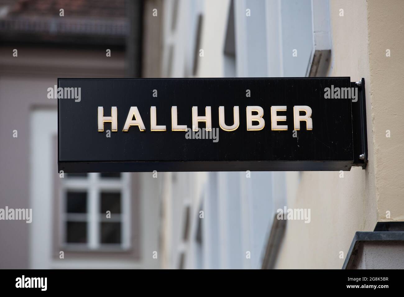 Logo und Schriftzug vom Modehaus Hallhuber. (Photo by Alexander Pohl ...