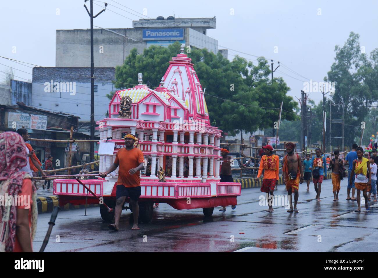 GHAZIABAD, INDIA - JULY 2019: A hindu devotee carrying kanwar on their ...