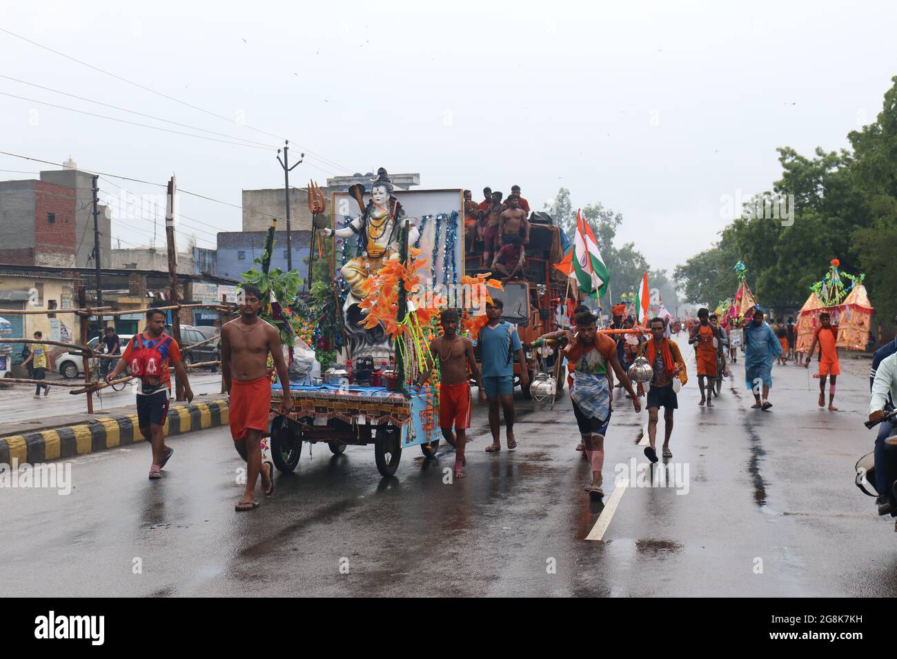 GHAZIABAD, INDIA - JULY 2019: A hindu devotee carrying kanwar on their ...