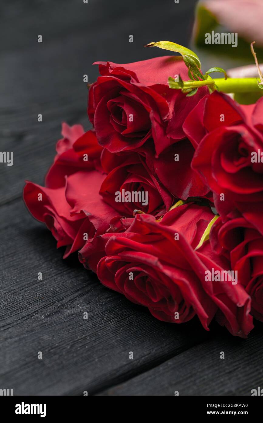 Bouquet of flowers: fresh red roses for backgrounds Stock Photo - Alamy