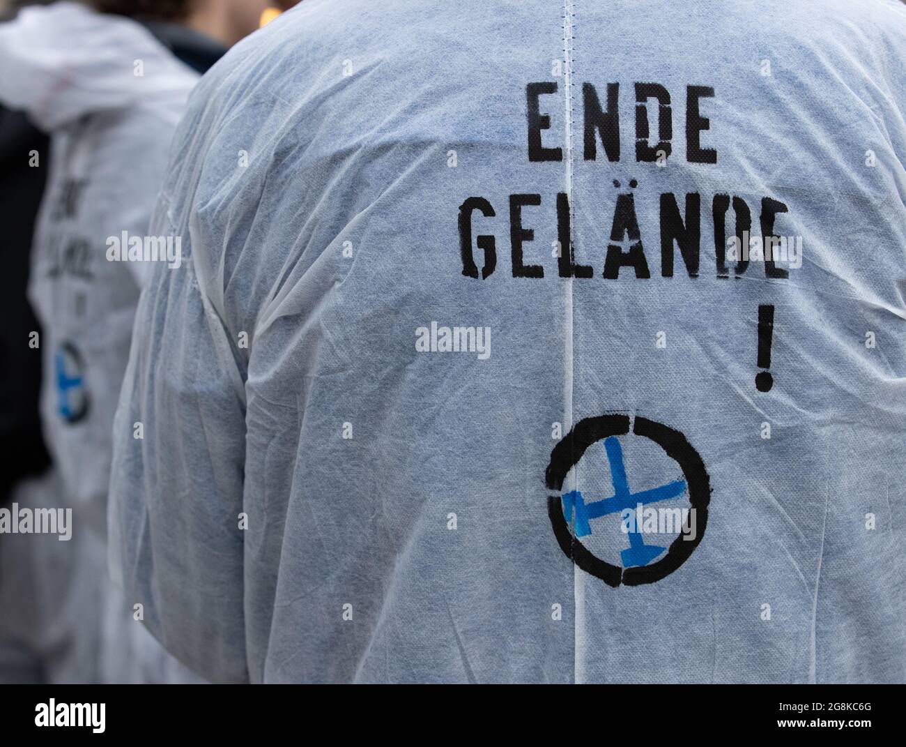 Ein Demonstrant mit einem Overall mit dem Schriftzug Ende Gelände. Die ...