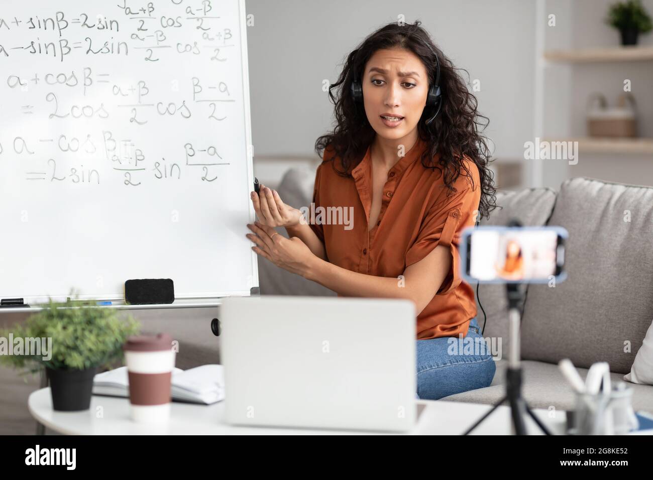 Video woman filming university hi-res stock photography and images - Alamy