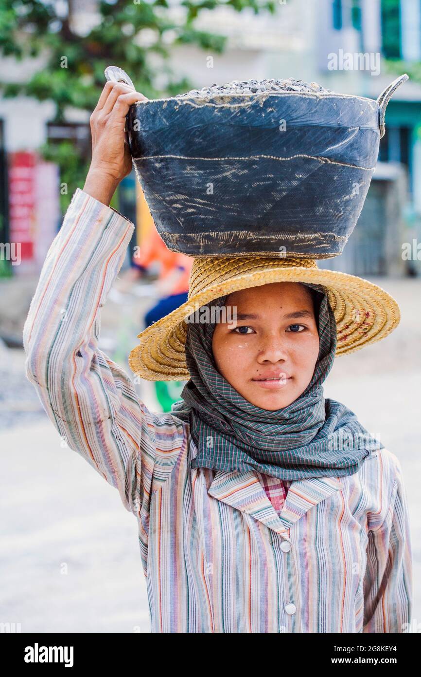 Child labour myanmar hi-res stock photography and images - Alamy