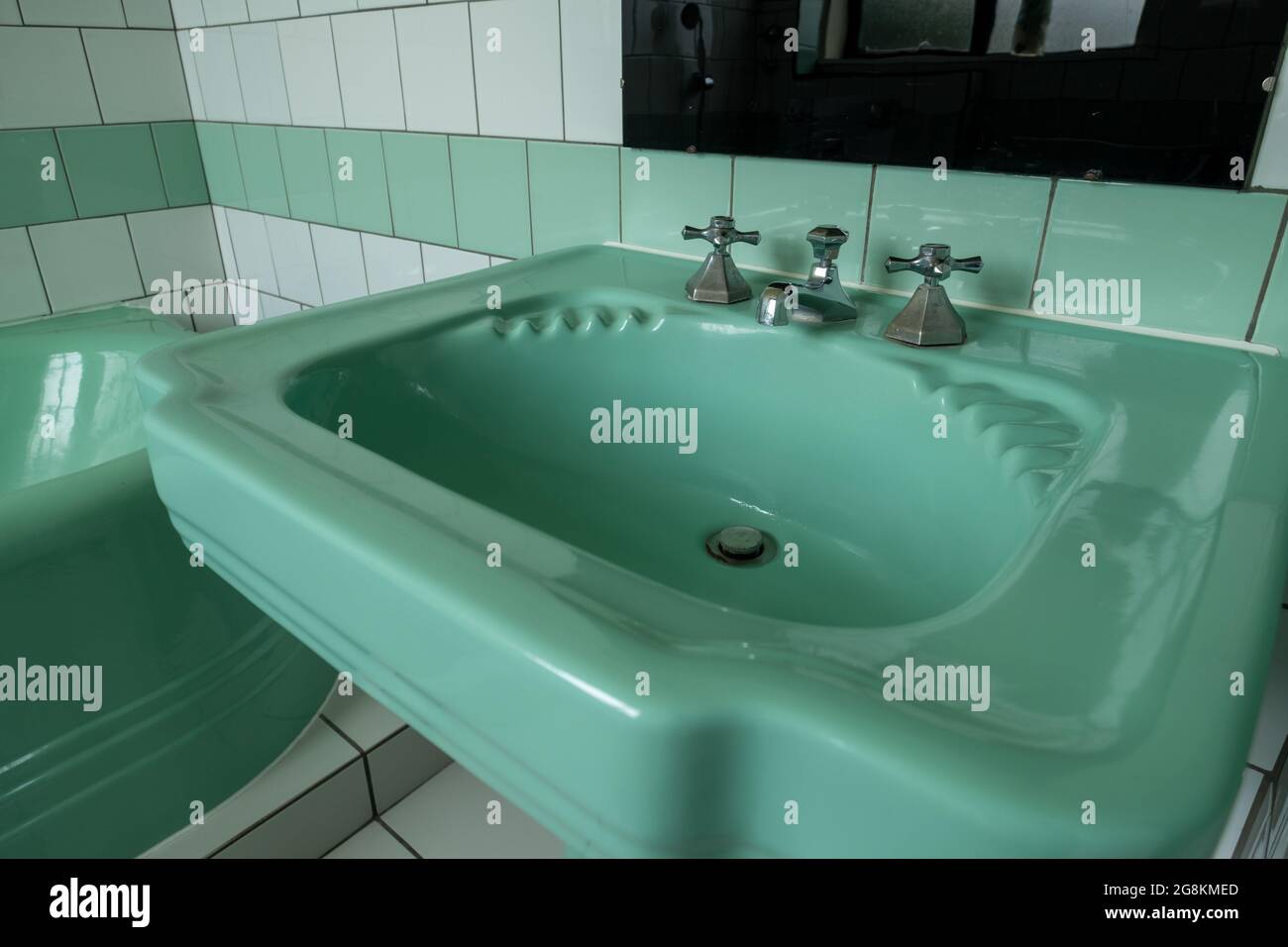 Retro bathroom hi-res stock photography and images - Alamy