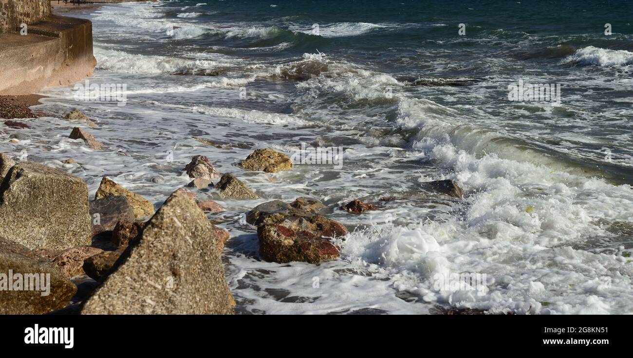 Incoming tide at Goodrington Sands Stock Photo - Alamy