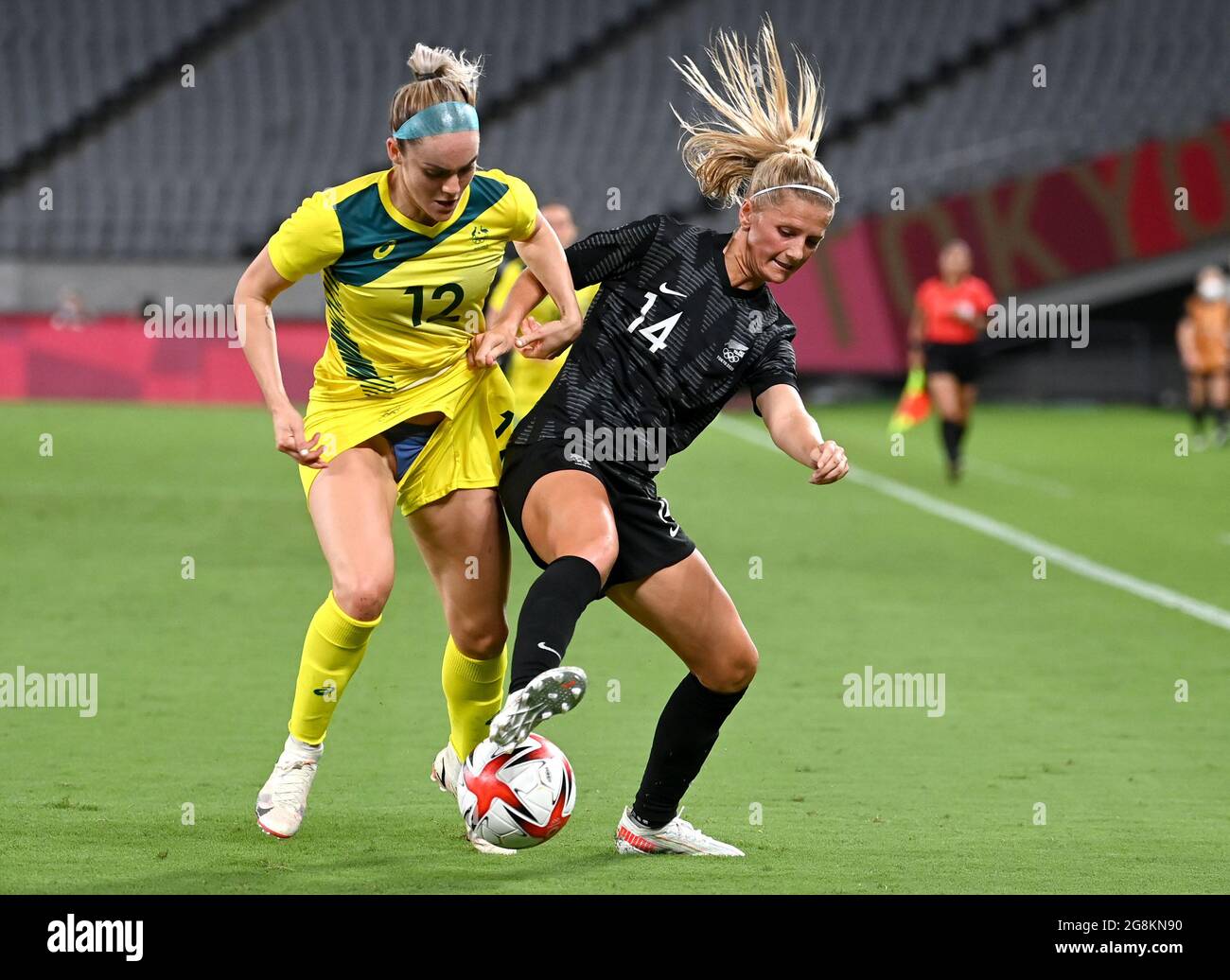 Tokyo, Japan. 21st July, 2021. Ellie Carpenter (L) of Autralia vies ...