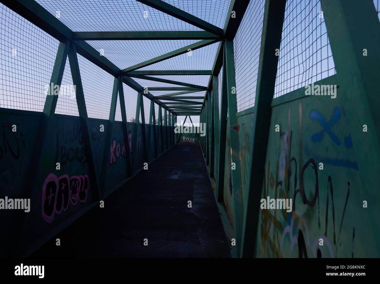 Shady alleyway hi-res stock photography and images - Alamy