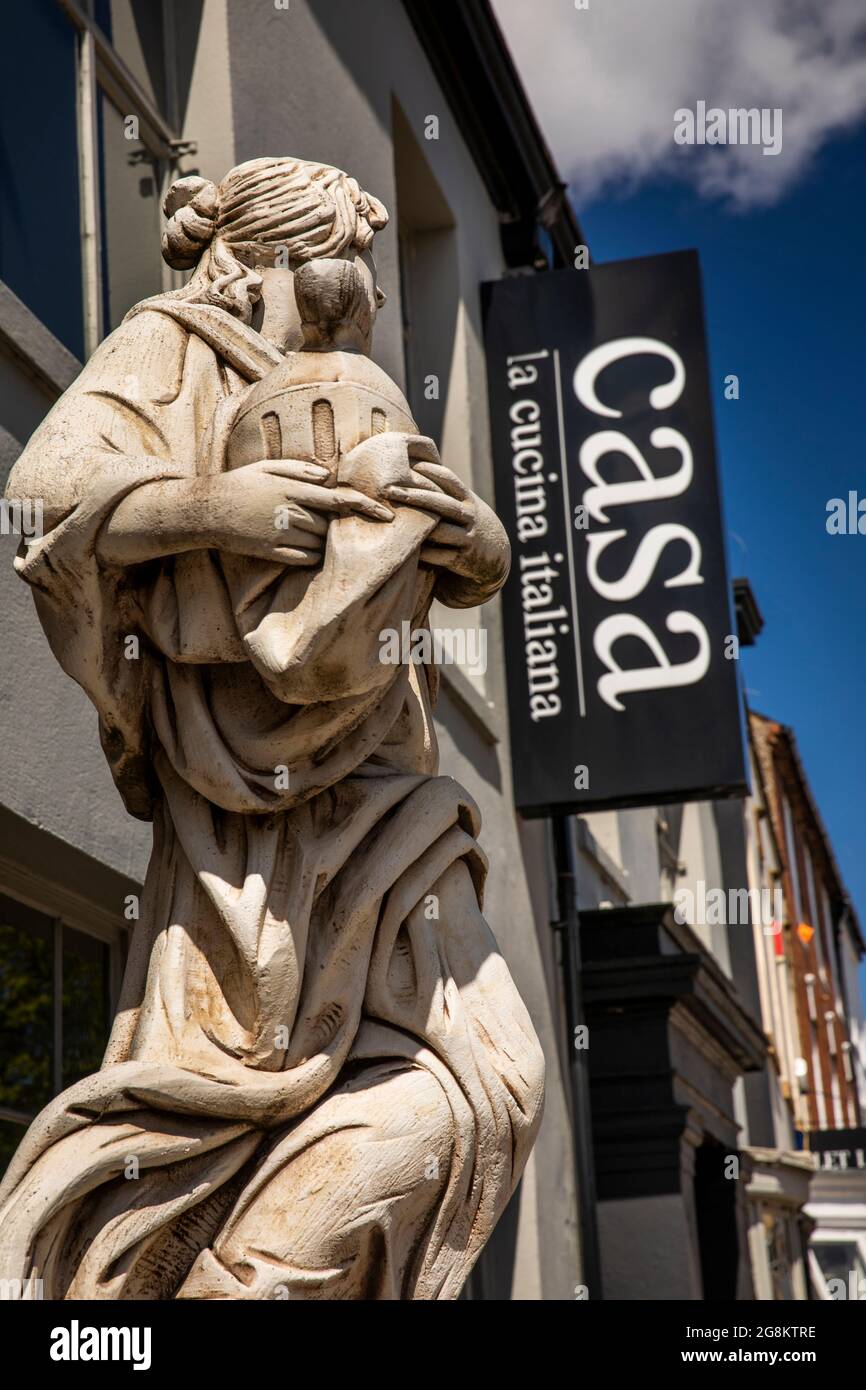 UK, England, Worcestershire, Evesham, Vine Street, sculpture outside ...