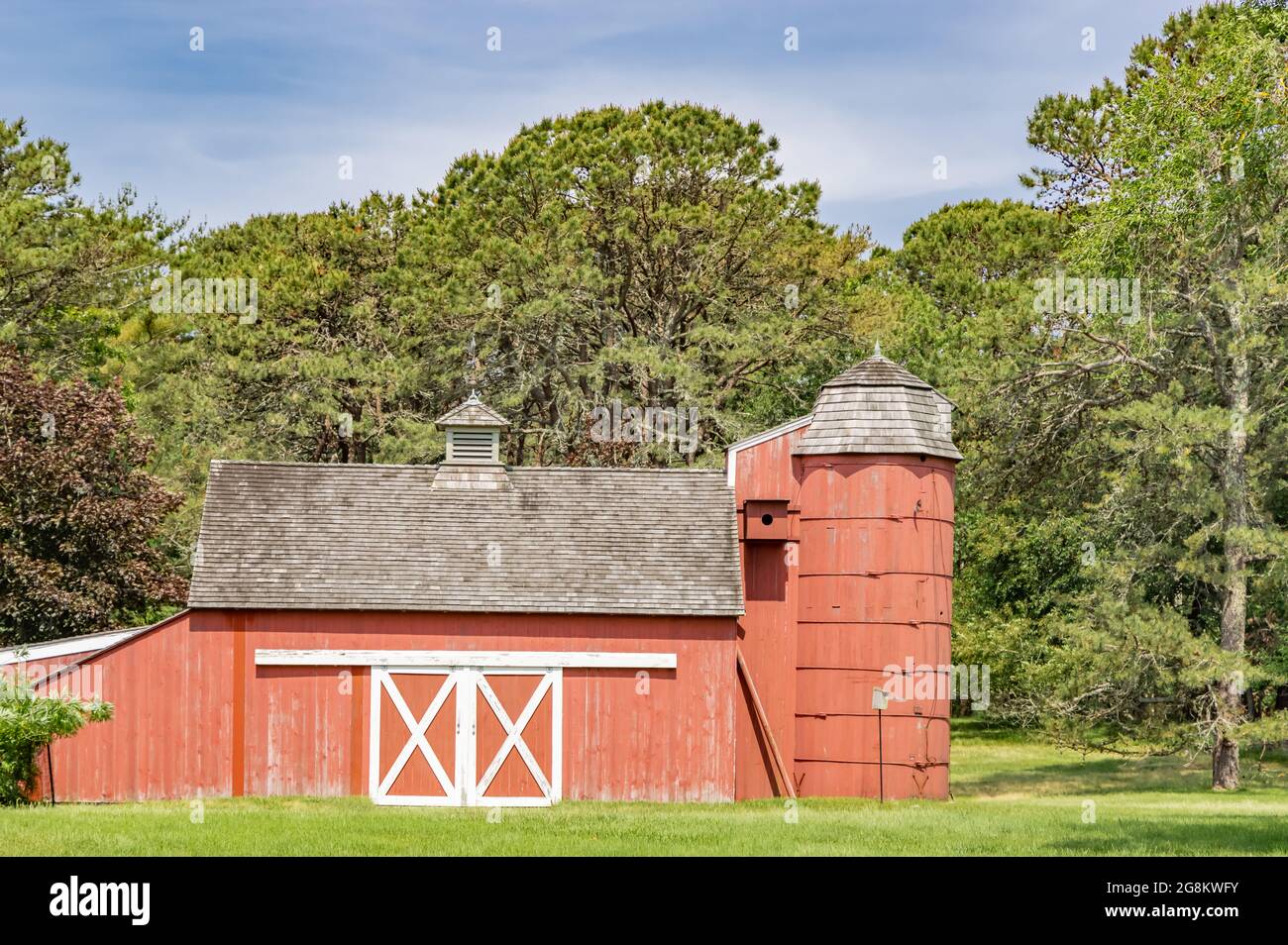 Red barn and white trim hi-res stock photography and images - Alamy
