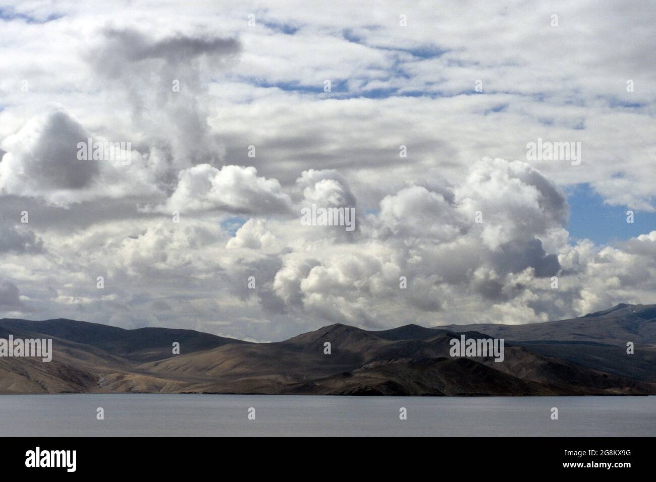 Blue tso moriri with white mountains hi-res stock photography and ...