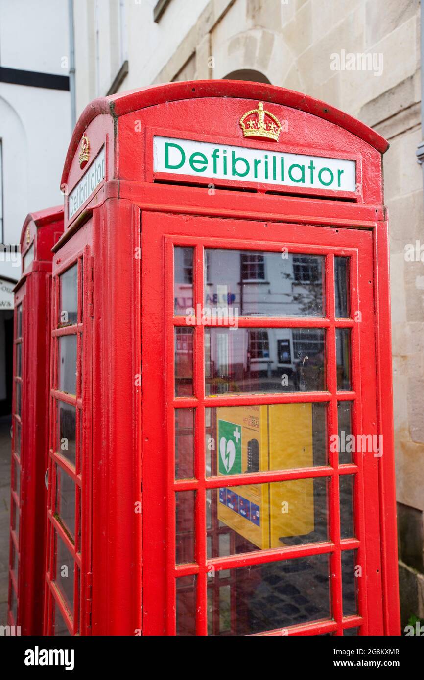 Defibrillator in an old phone box hi-res stock photography and images ...