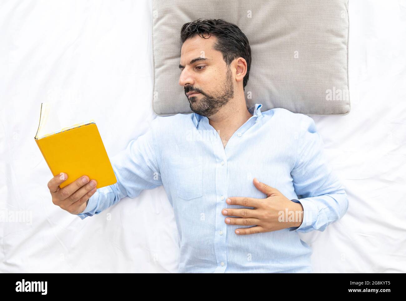 Arab man reading hi-res stock photography and images - Alamy
