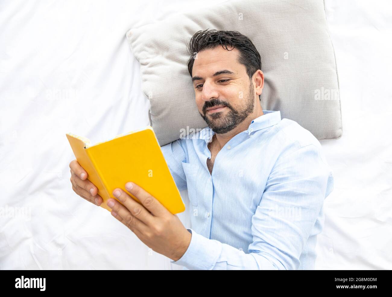 Arab man reading hi-res stock photography and images - Alamy