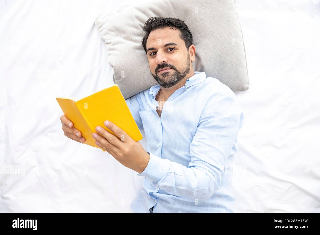 Arab man reading hi-res stock photography and images - Alamy