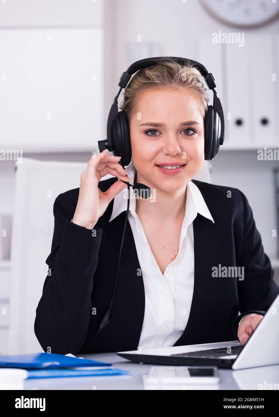 Female helpline operator with headphones Stock Photo - Alamy