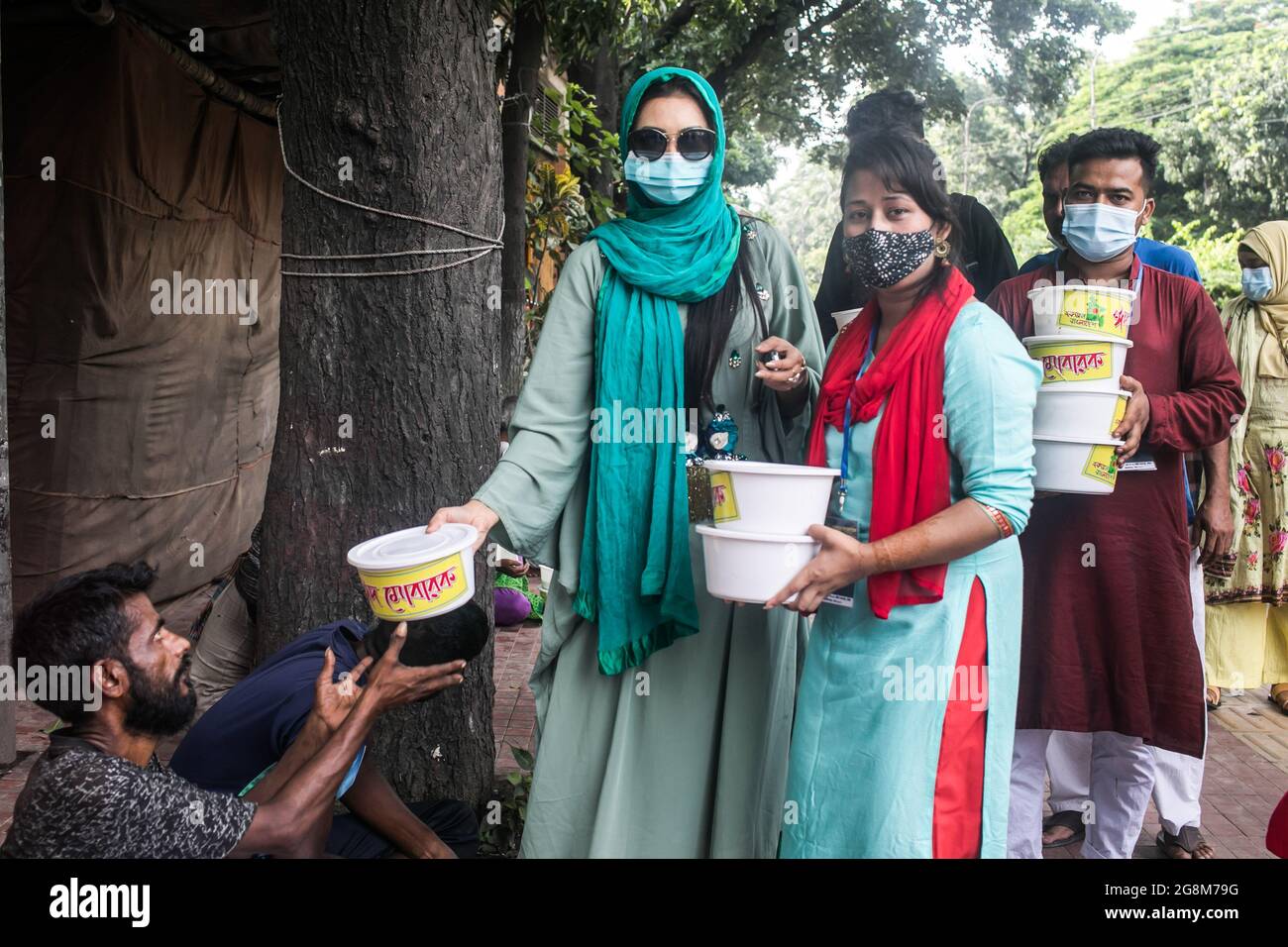 Dhaka, Bangladesh. 21st July, 2021. Actress Sadia Prova and volunteers ...